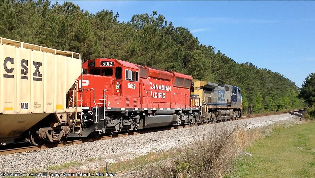 CSX C40-8W 7874 leads CP SD30C-ECO 5012